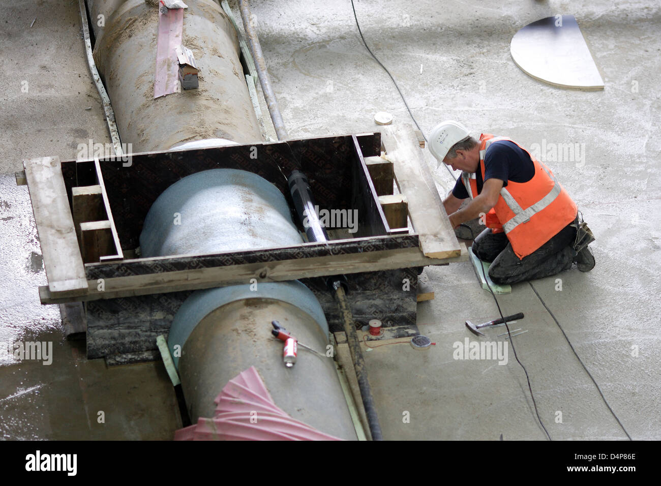 Cladding Workers High Resolution Stock Photography and Images - Alamy