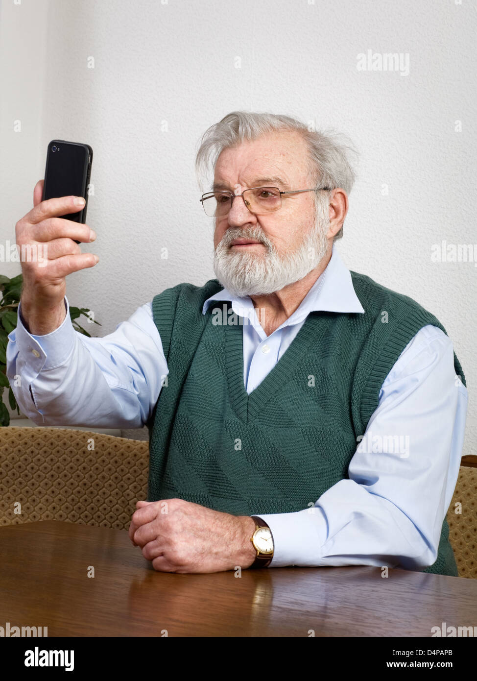 Taking a photo using a mobile phone hi-res stock photography and images ...
