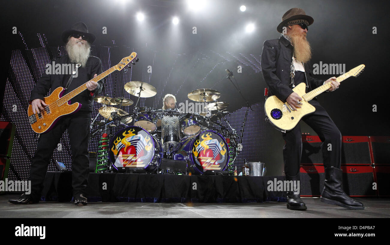Bassist Dusty Hill (L), drummer Frank Beard (C) and lead singer and ...