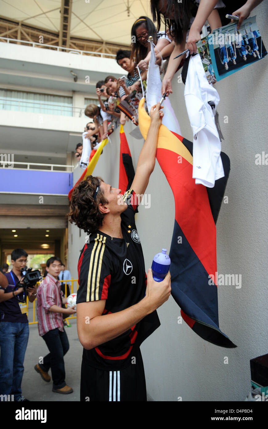 German international Mario Gomez signs autographs to Chinese fans ...