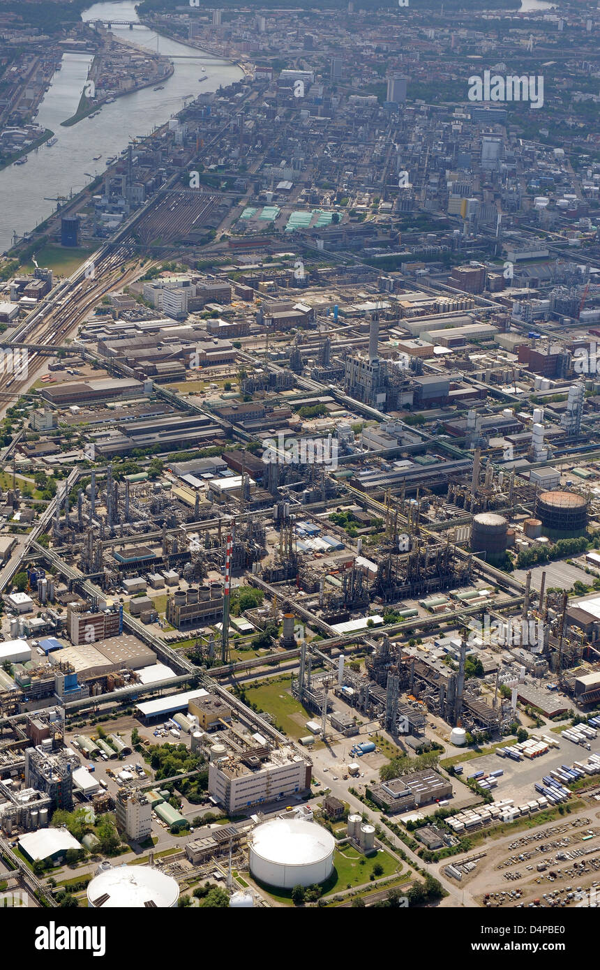 Aerial view on the premises of chemical group BASF in Ludwigshafen ...