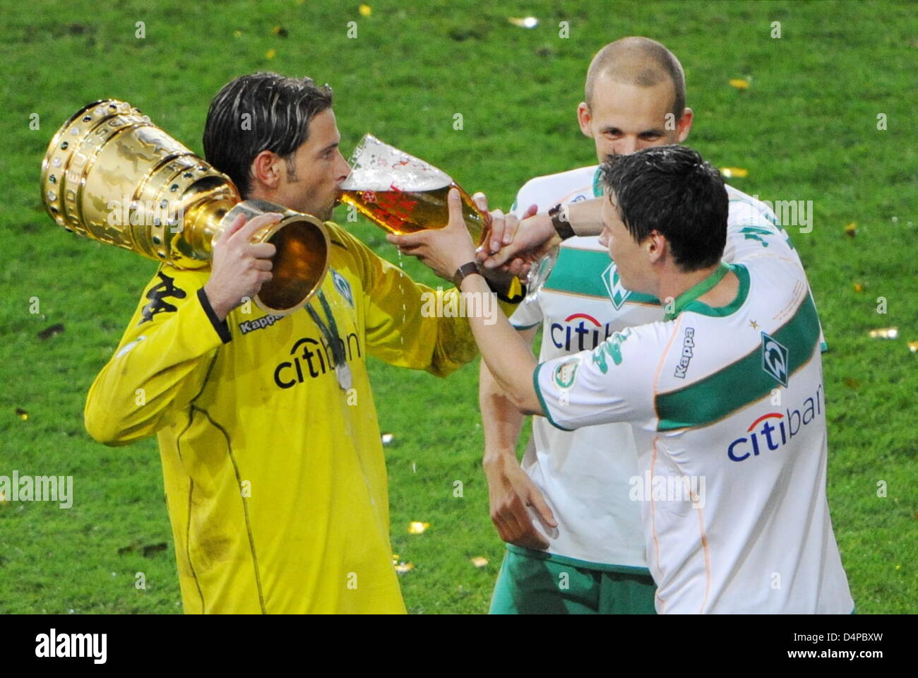 Bremen?s goalkeeper Tim Wiese (L) drinks beer as he celebrates with the ...