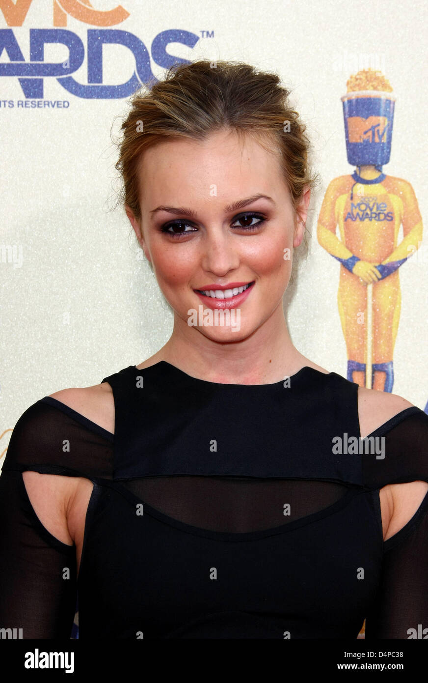 Actor Leighton Meester arrives at the 2009 MTV Movie Awards at Gibson ...