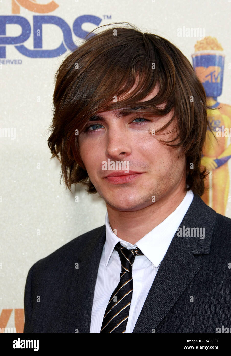 Actor Zac Efron arrives at the 2009 MTV Movie Awards at Gibson ...