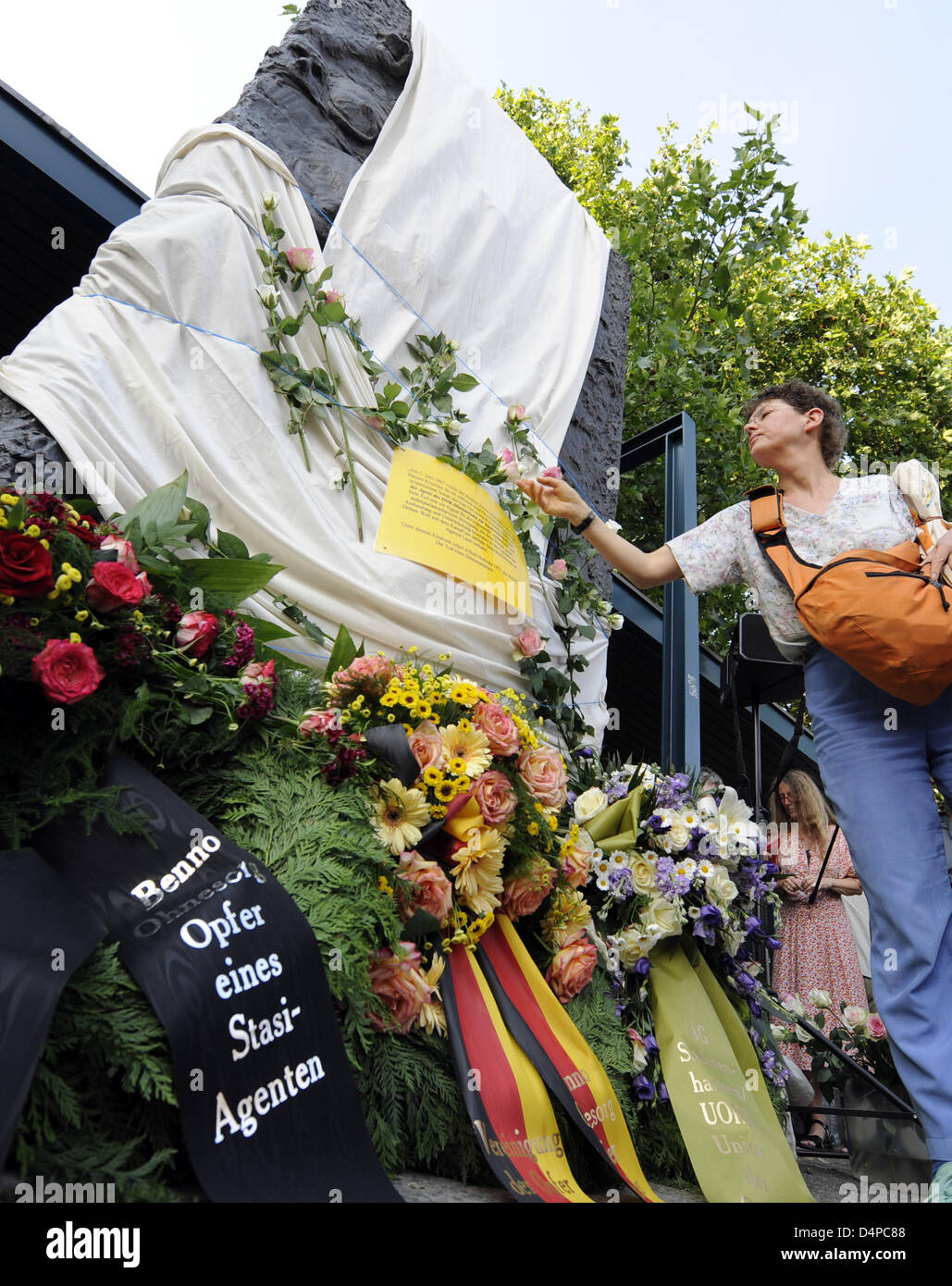 Mourners place wreaths in front of the covered Ohnesorg-memorial plaque ...