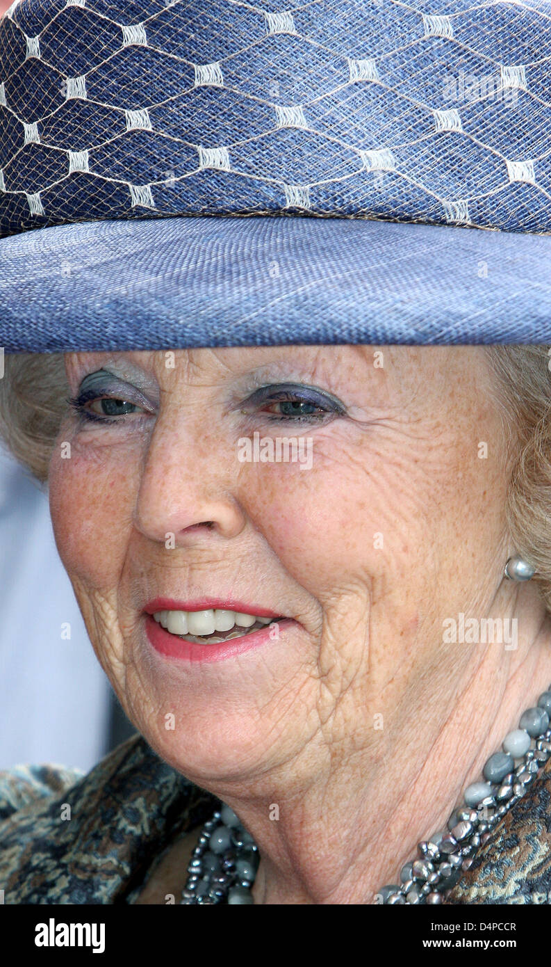 Dutch Queen Beatrix opens the new building of RMPI in Barendrecht near ...