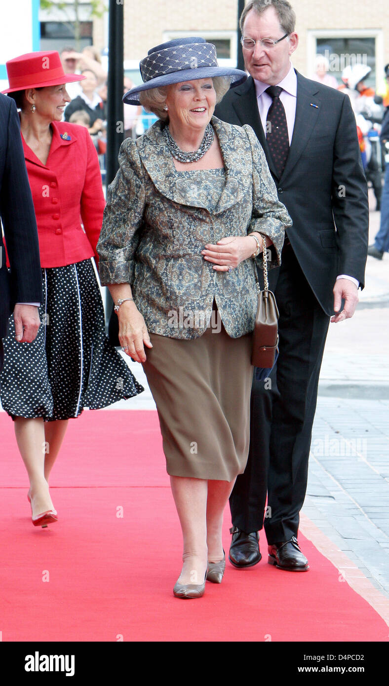 Dutch Queen Beatrix (C) opens the new building of RMPI in Barendrecht ...