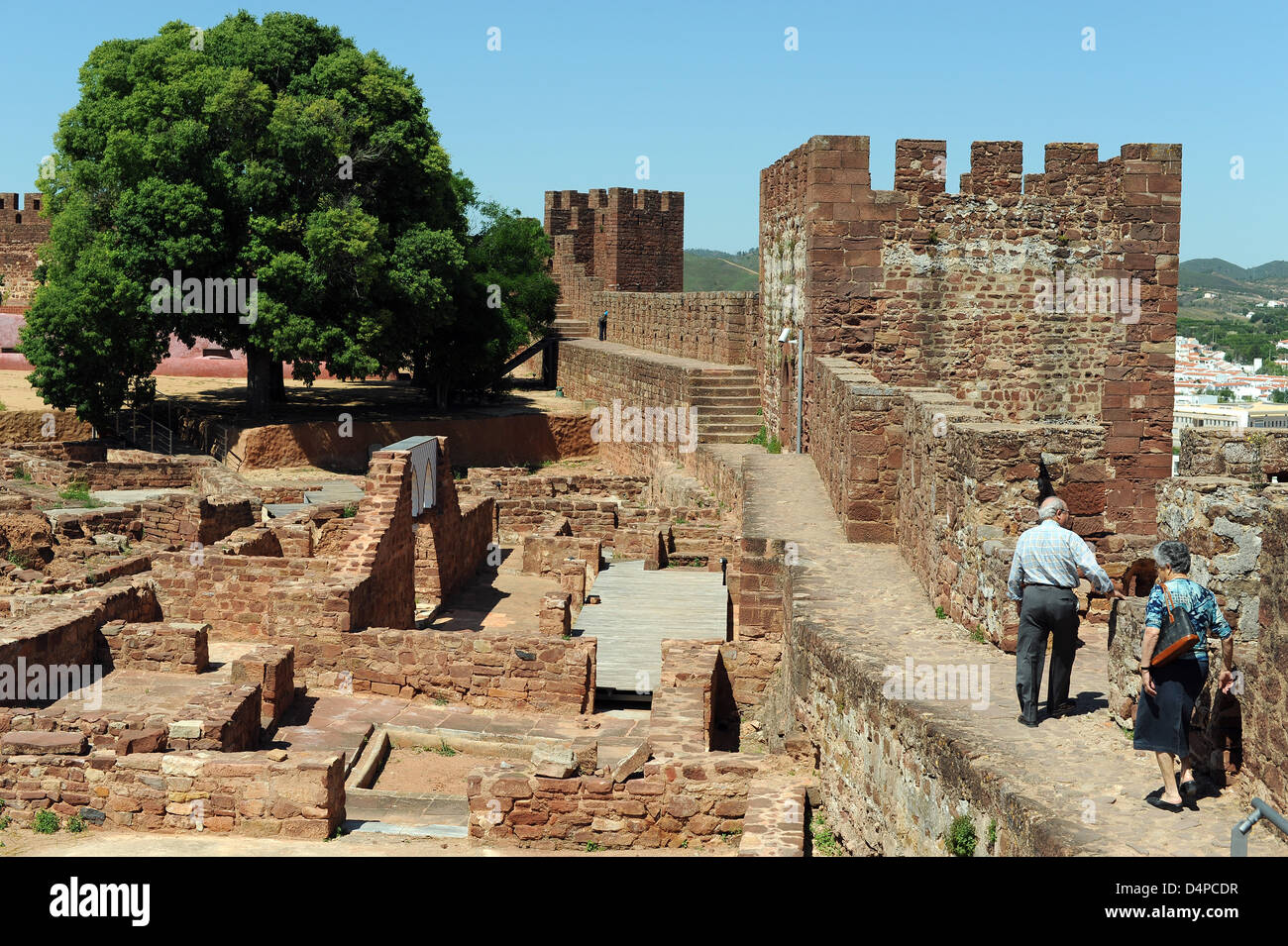 The picture shows Silves Castle, a castle complex from the 4th century ...