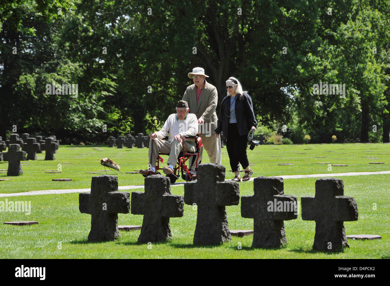 A US veteran of World War II visits the German military cemetery in La ...