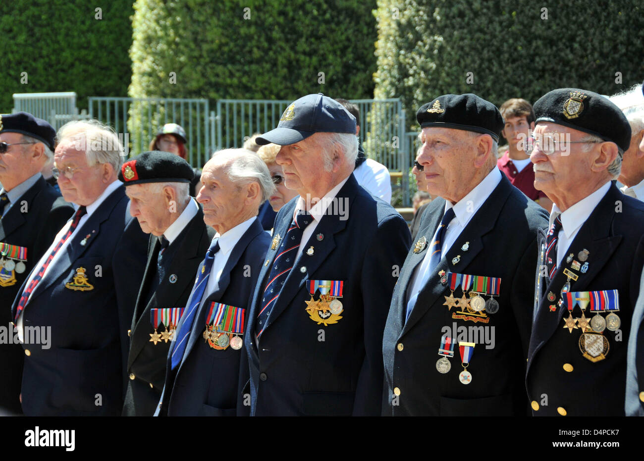 French veterans of World War II visits the US military cemetery in ...