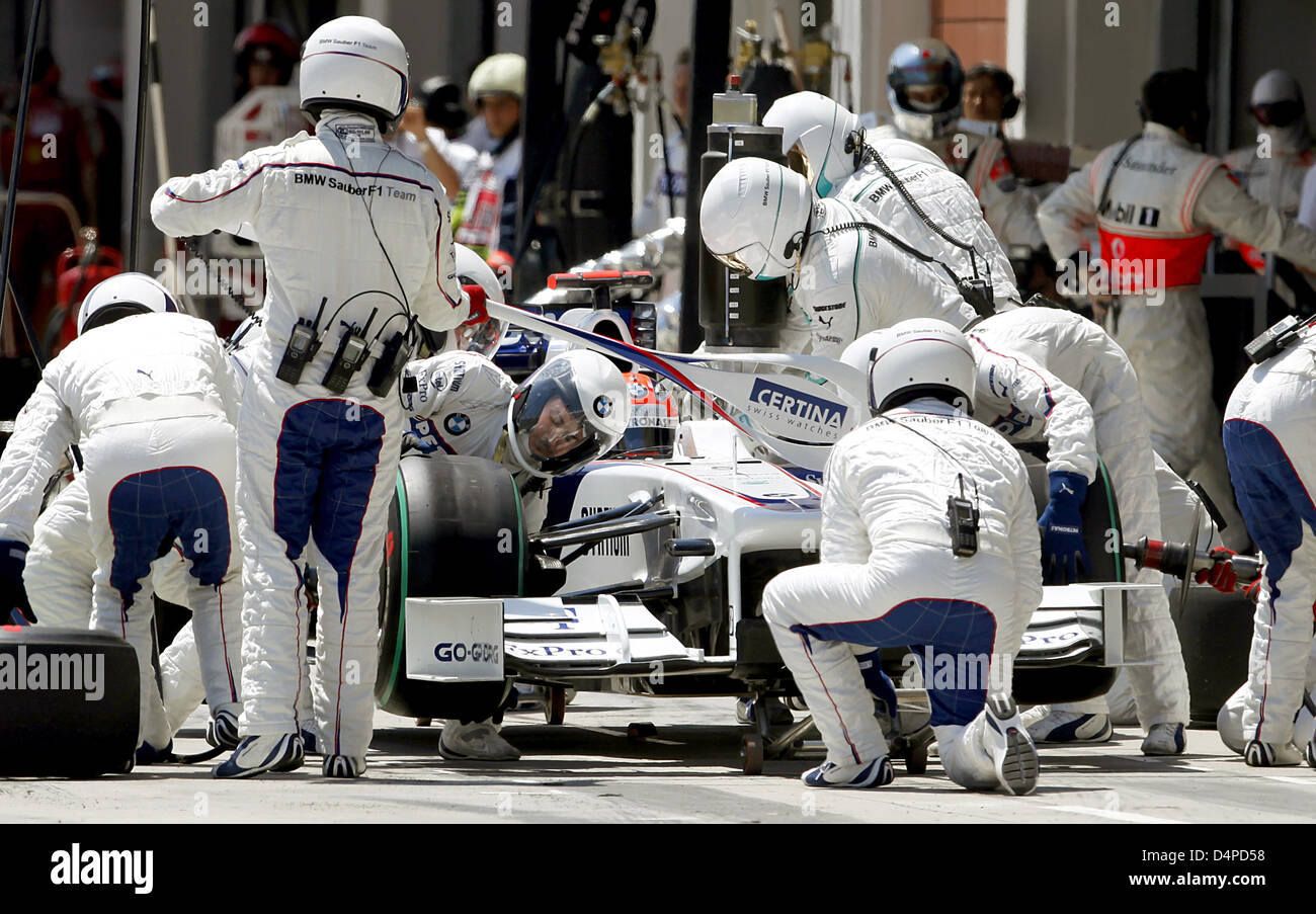 Formula 1 pit stop mechanics hi-res stock photography and images - Alamy