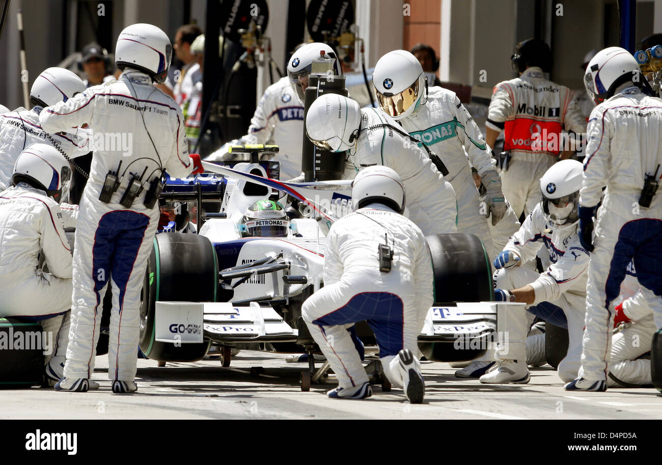 Formula 1 pit stop mechanics hi-res stock photography and images - Alamy