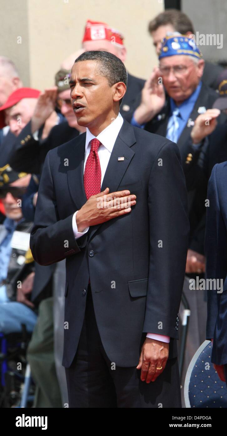 US President Barack Obama listens to the US national anthem and WWII ...