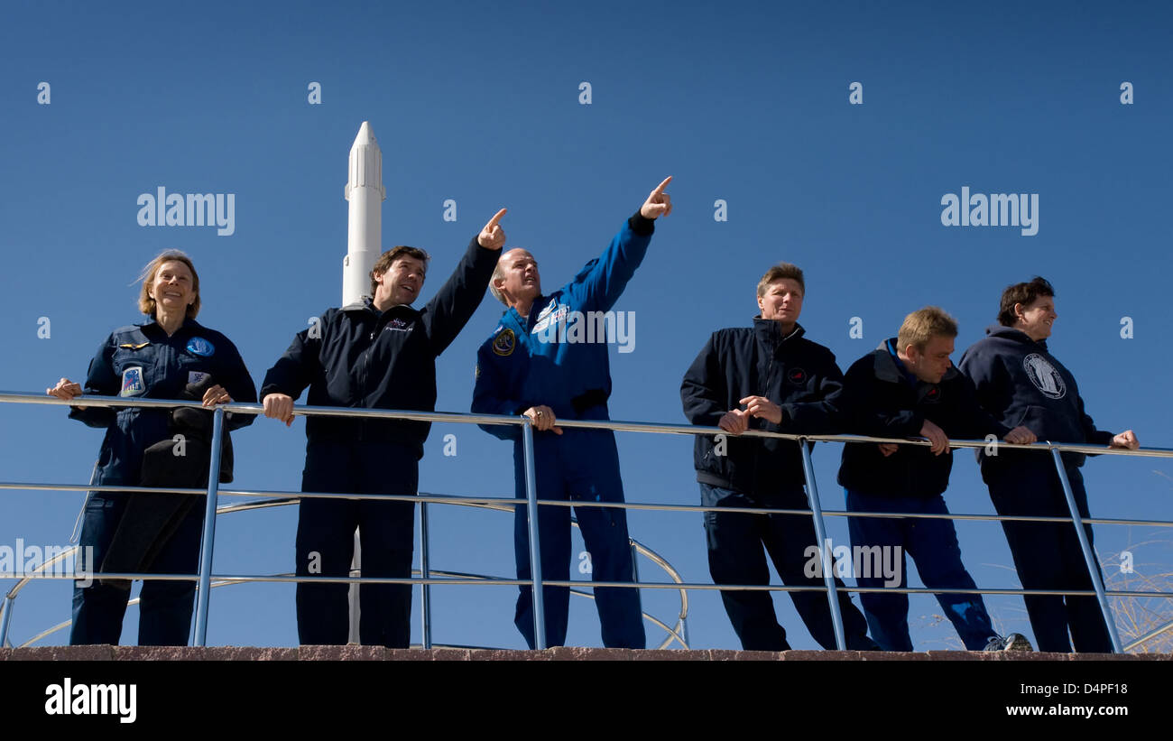Expedition 19 crew members, including Charles Simonyi, Bill Ingalls ...
