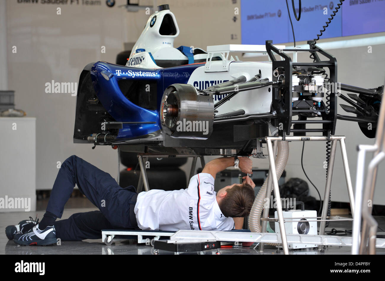 Sports spo motor racing male mechanic racing car f1 formula 1 bmw ...