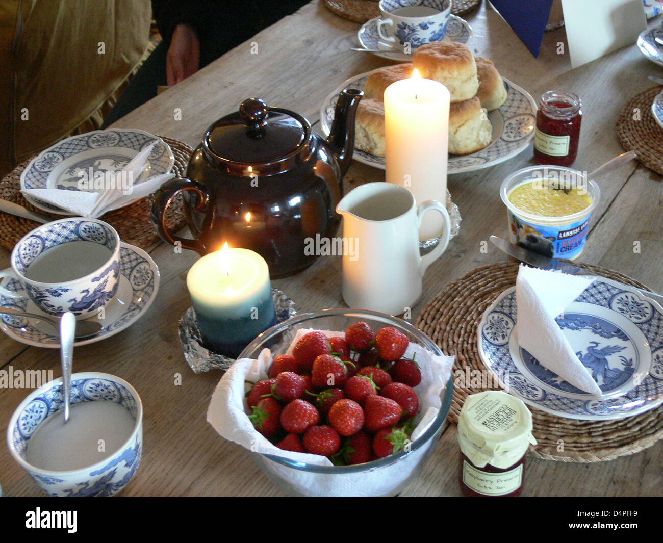 Well laid table hi-res stock photography and images - Alamy