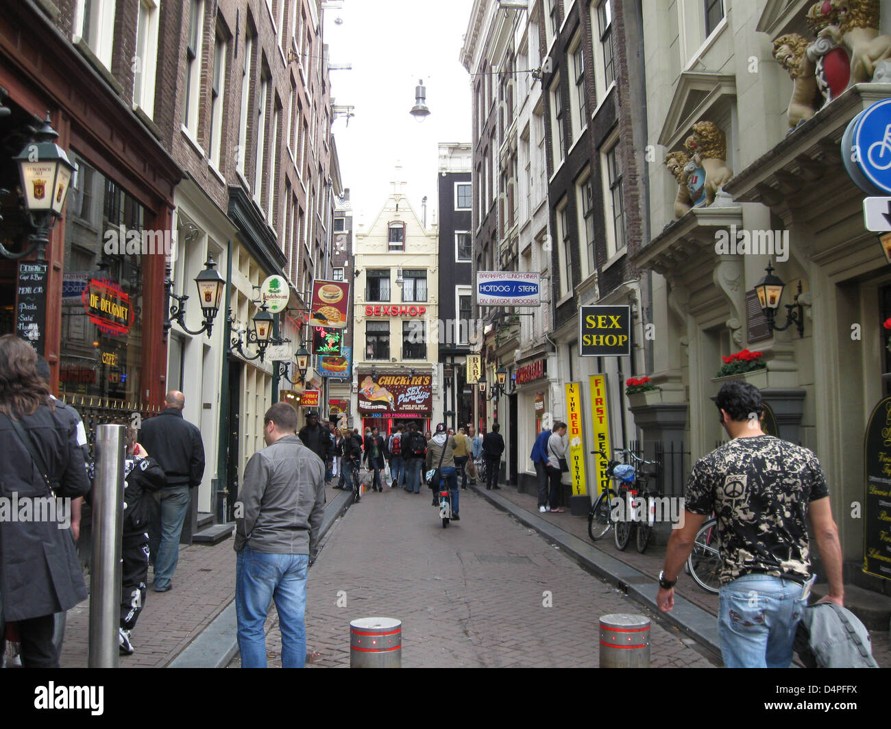 The picture shows a street scene in an alleyway in Amsterdam, the ...