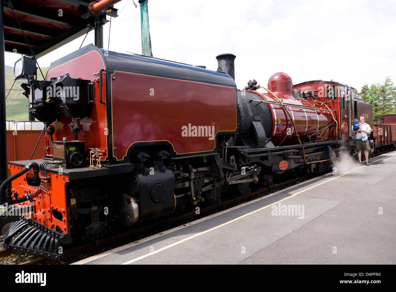 welsh highland railway train between caernarfon and porthmadog gwynedd ...