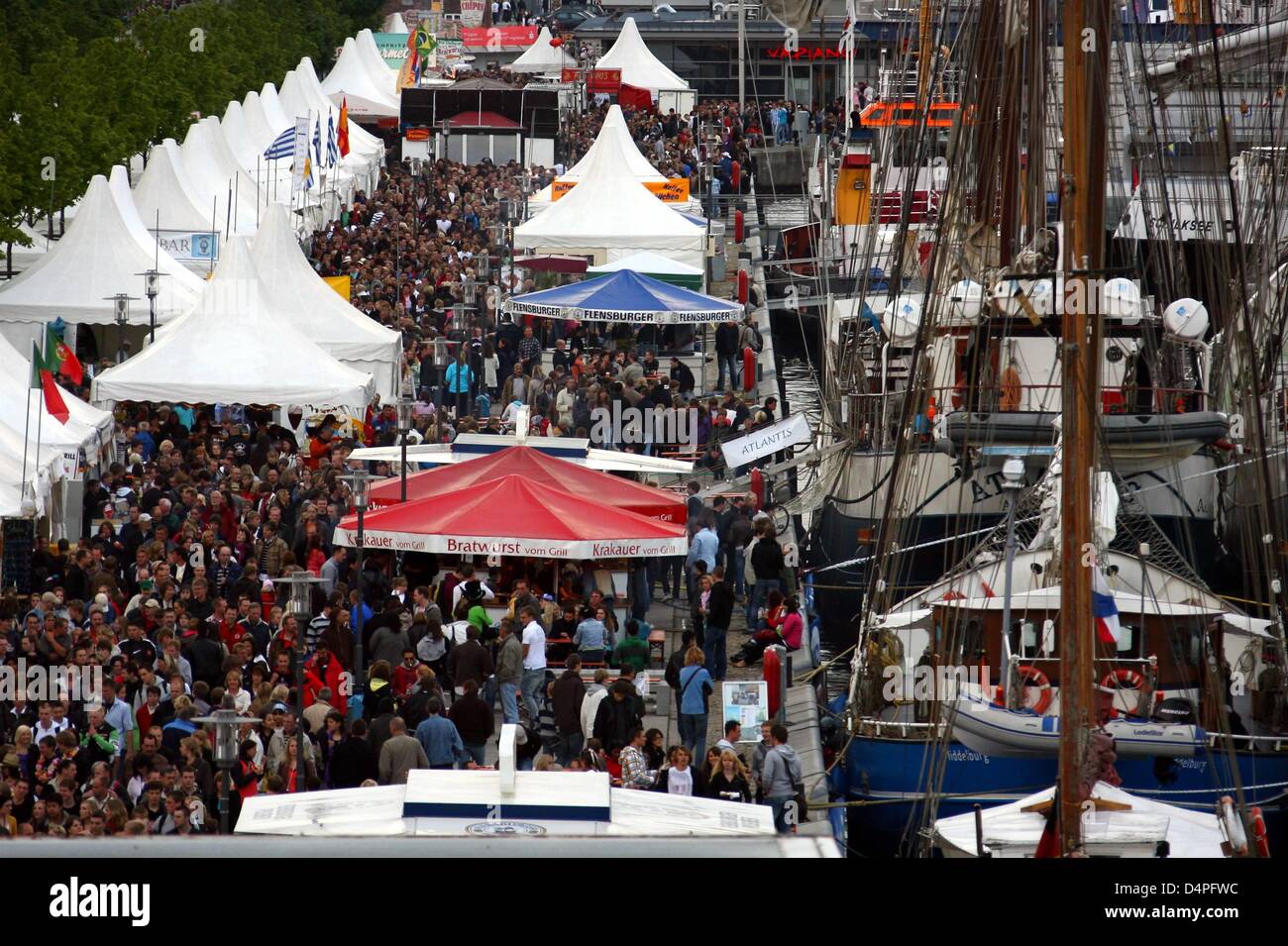 Crowds attend the traditional Kiel Week n Kiel, Germany, 20 June 2009 ...