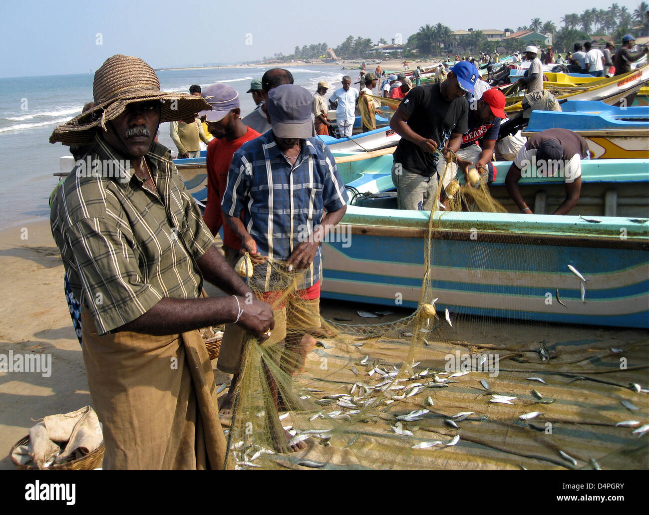 Sorting out net hi-res stock photography and images - Alamy