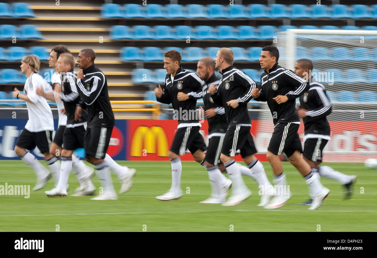 Players of the German national team pictured during a training session ...