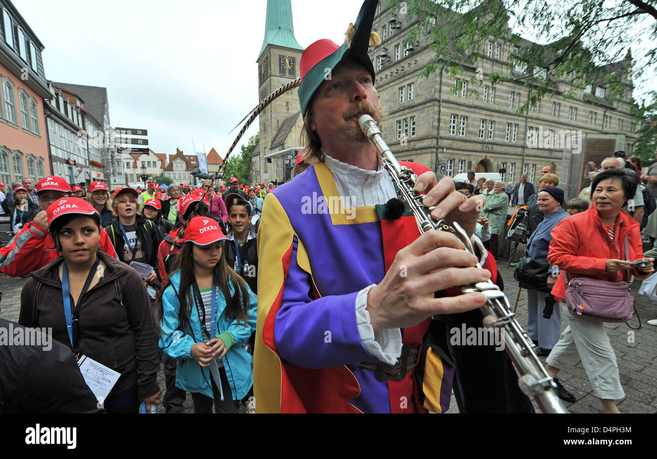 Michael Boyer dressed-up as the Pied Piper of Hameln gathers children ...