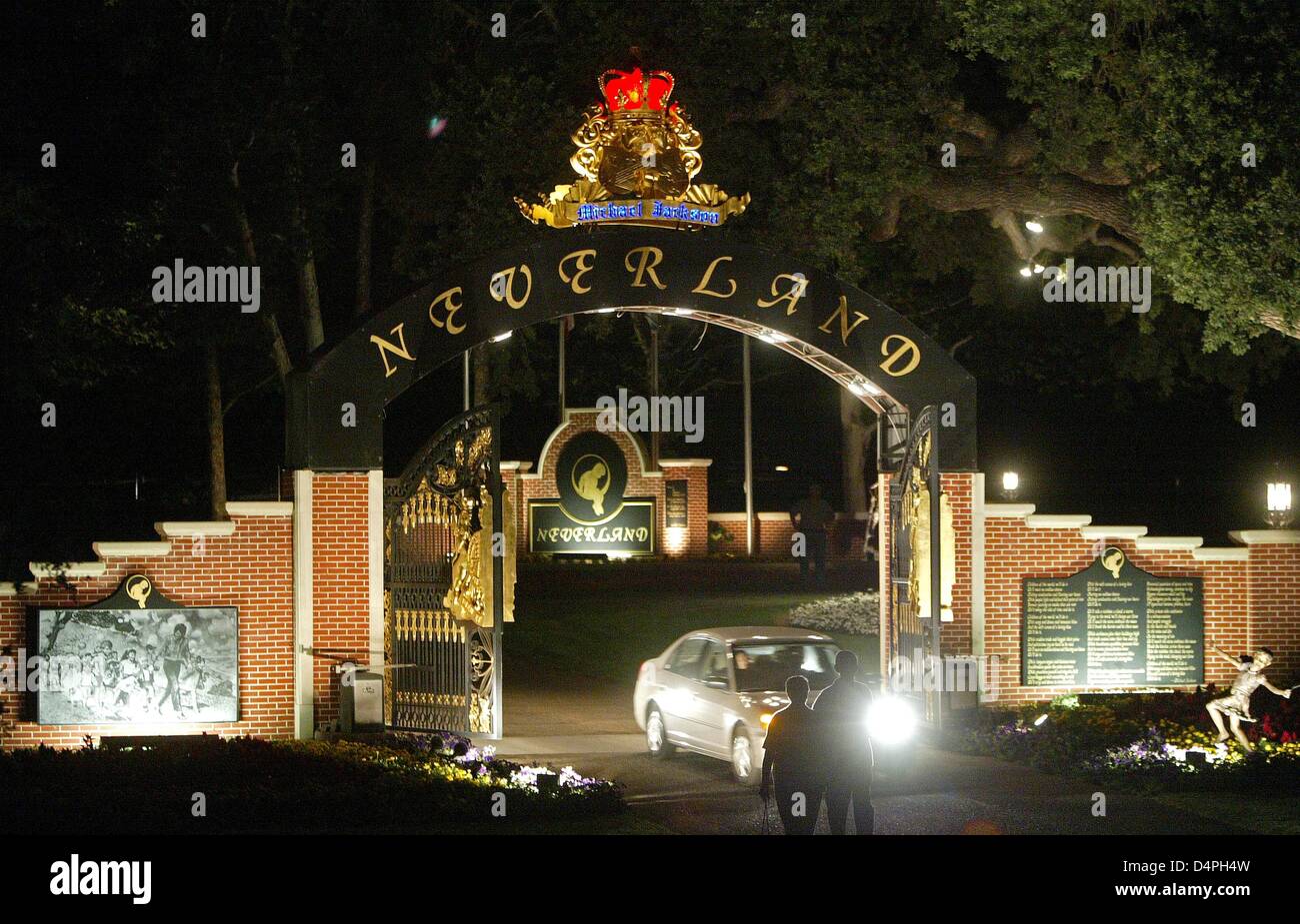 (dpa file)- The picture shows the illuminated entrance gate of ...