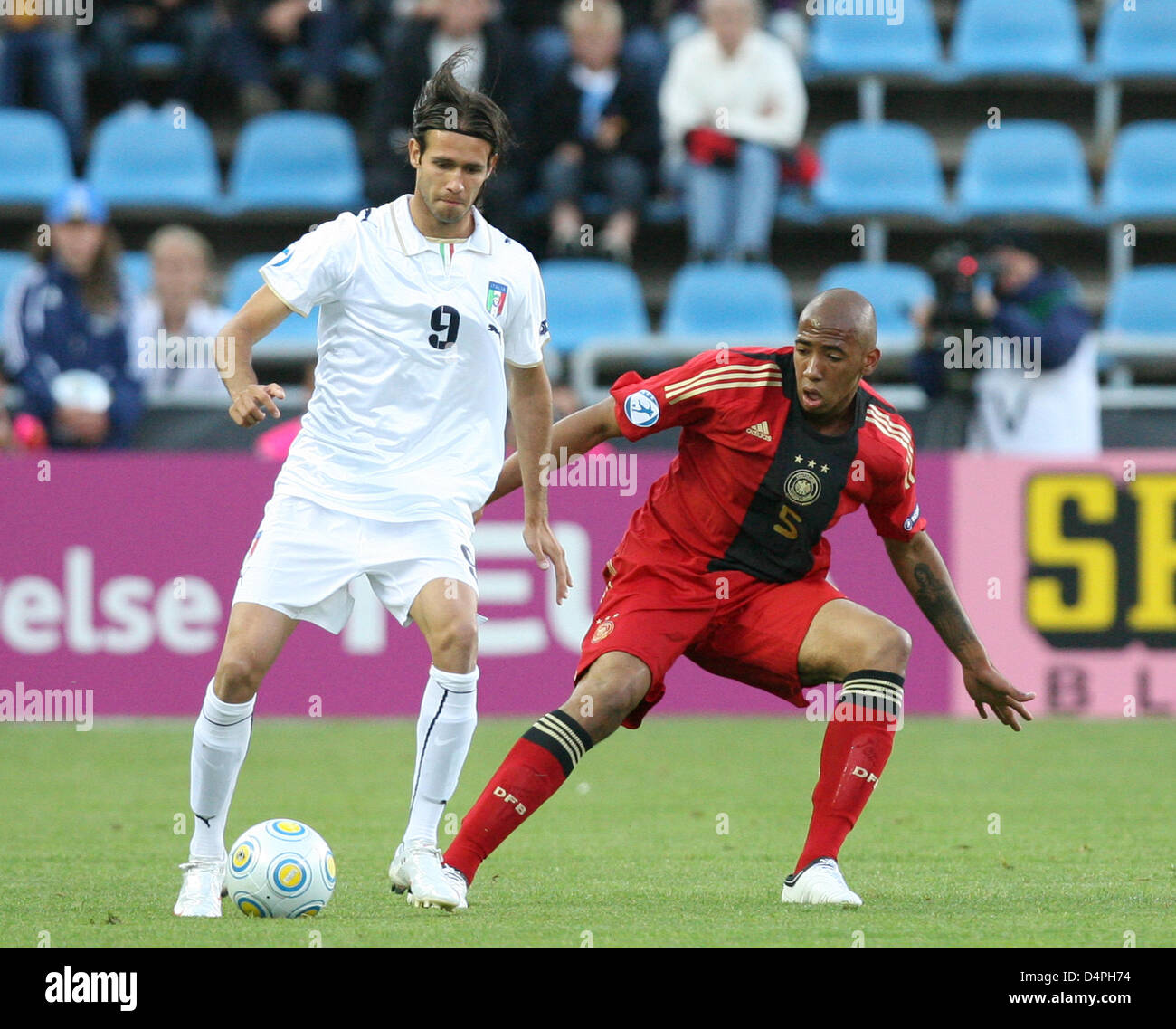 Germany?s Jerome Boateng (R) and Italy?s Robert Acquafresca (L) vie for ...