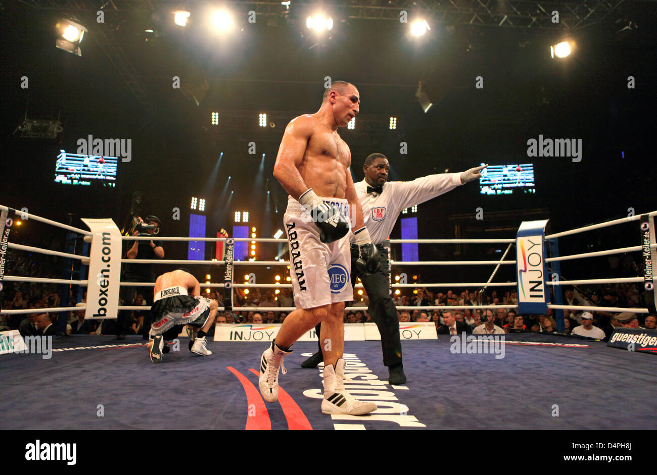 Middleweight boxers Arthur Abraham (C) and Mahir Oral are pictured ...