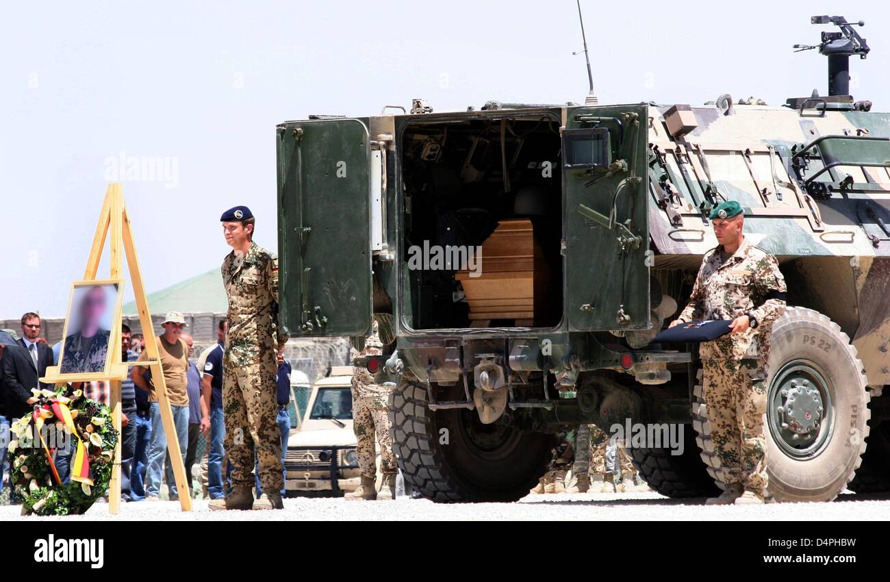 The coffin of one of the three Bundeswehr soldiers killed in action ...