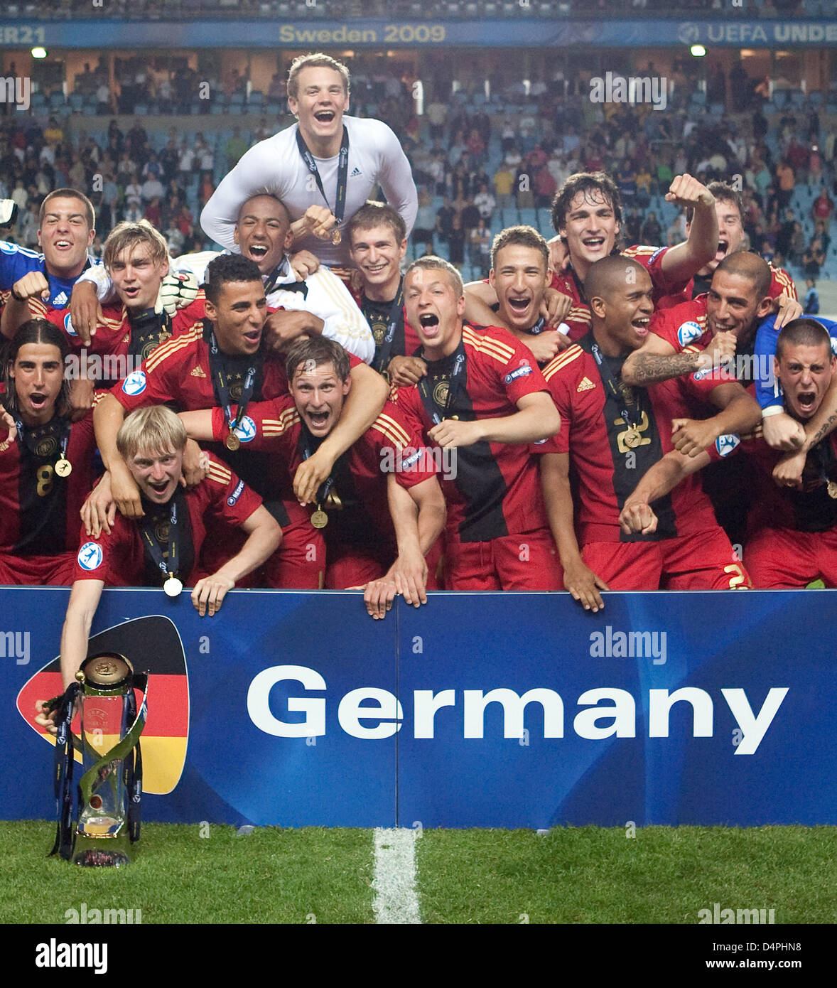 Germany?s players celebrate winning the UEFA Under21 Championships ...
