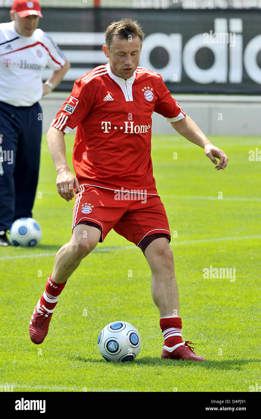Training kick off fc bayern munich hi-res stock photography and images ...