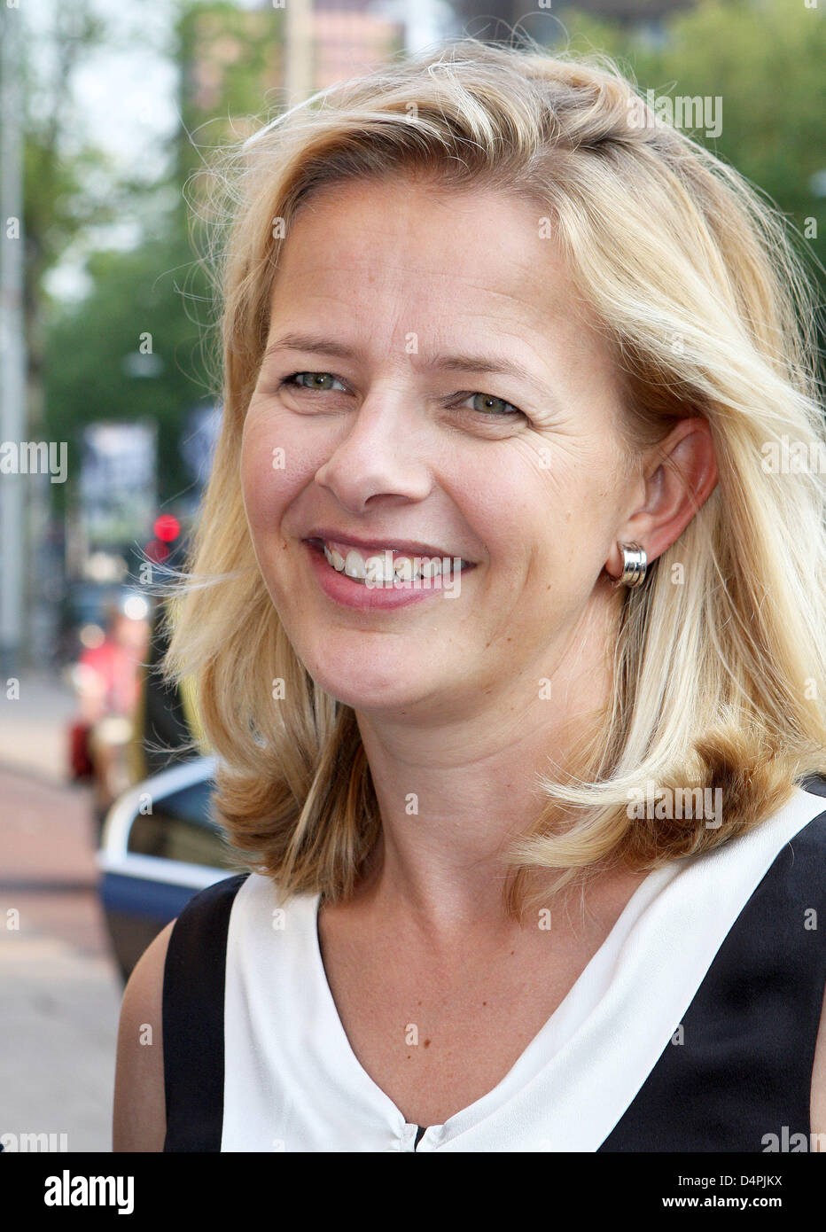 Princess Mabel of the Netherlands arrives to receive the Leonardo da ...