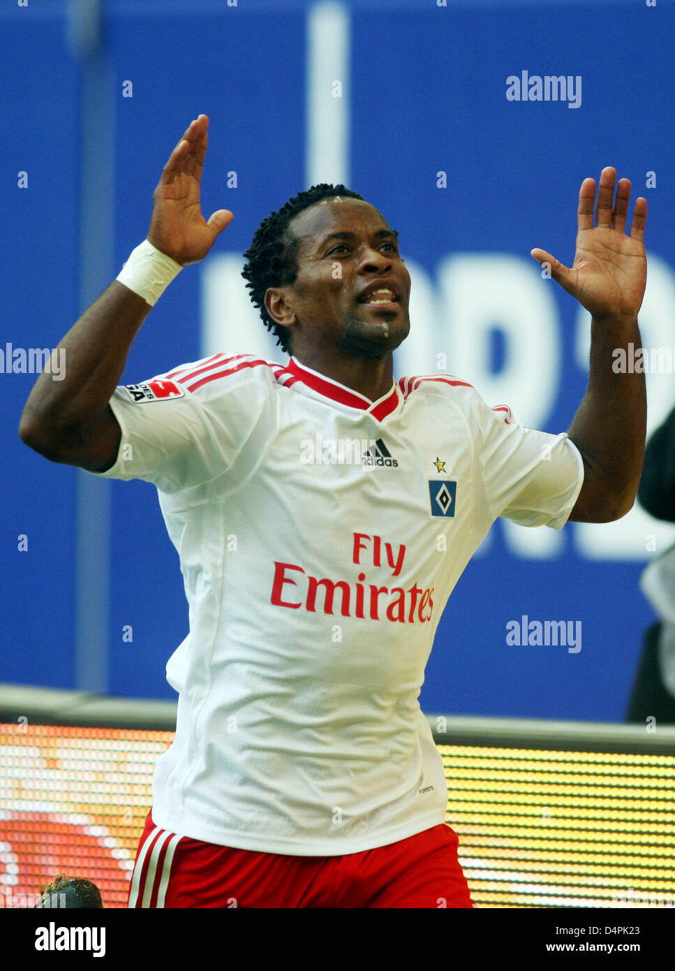 Hamburg?s Ze Roberto celebrates scoring the 2-1 during the German ...