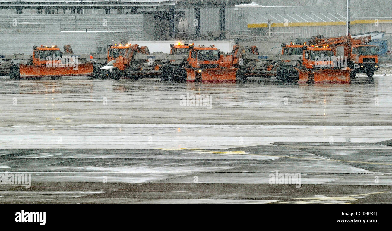 Runway snow plow hi-res stock photography and images - Alamy