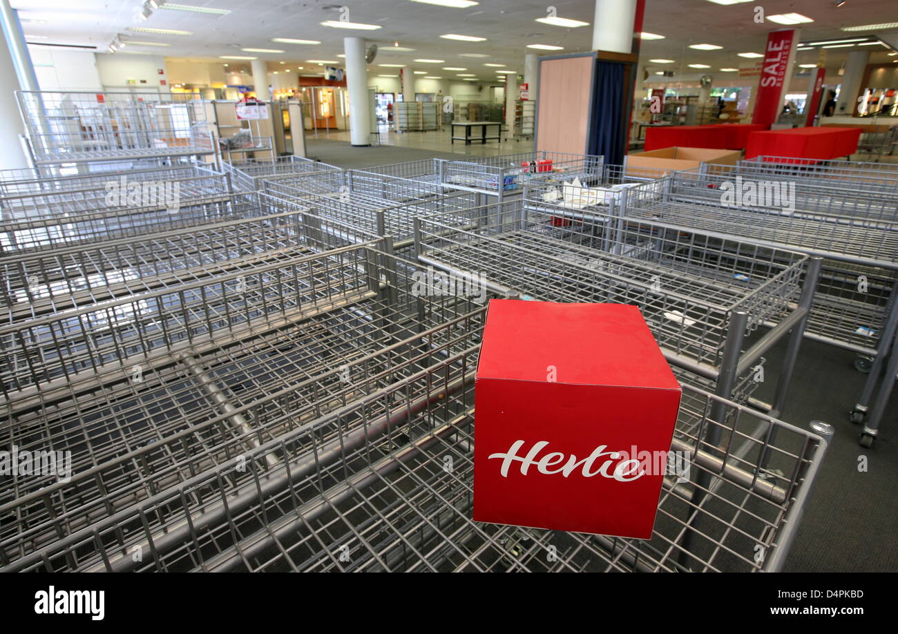 Empty racks at the last hour before closing the Hertie department store ...