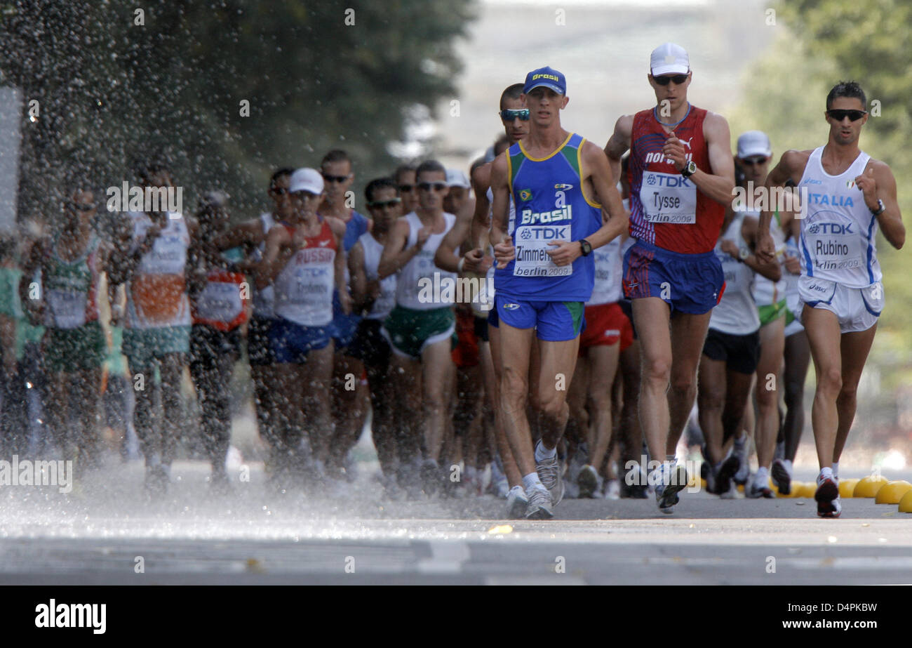 Athletes compete in the 20km Race Walk at the 12th IAAF World ...