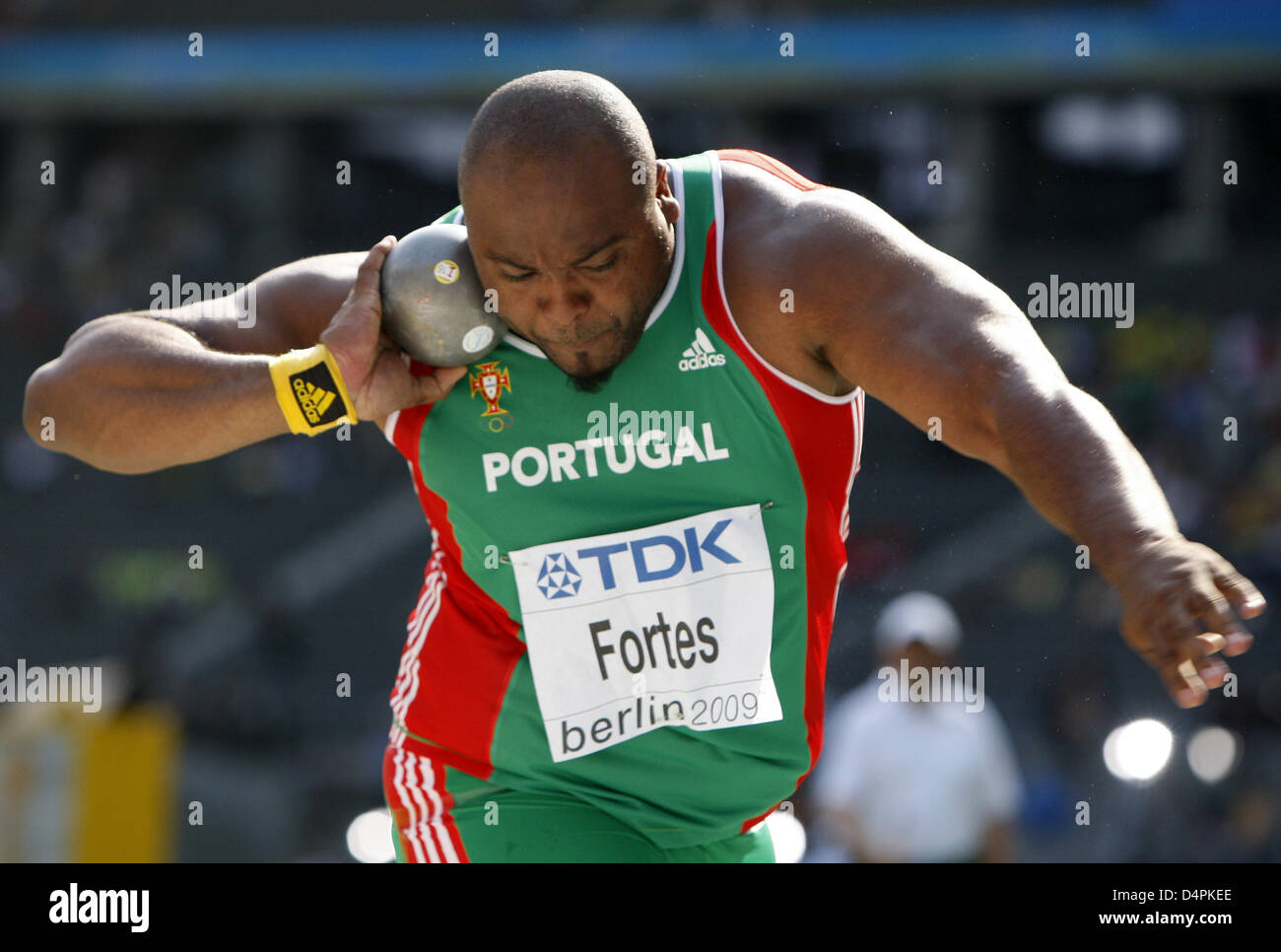 Competes in the shot hi-res stock photography and images - Alamy