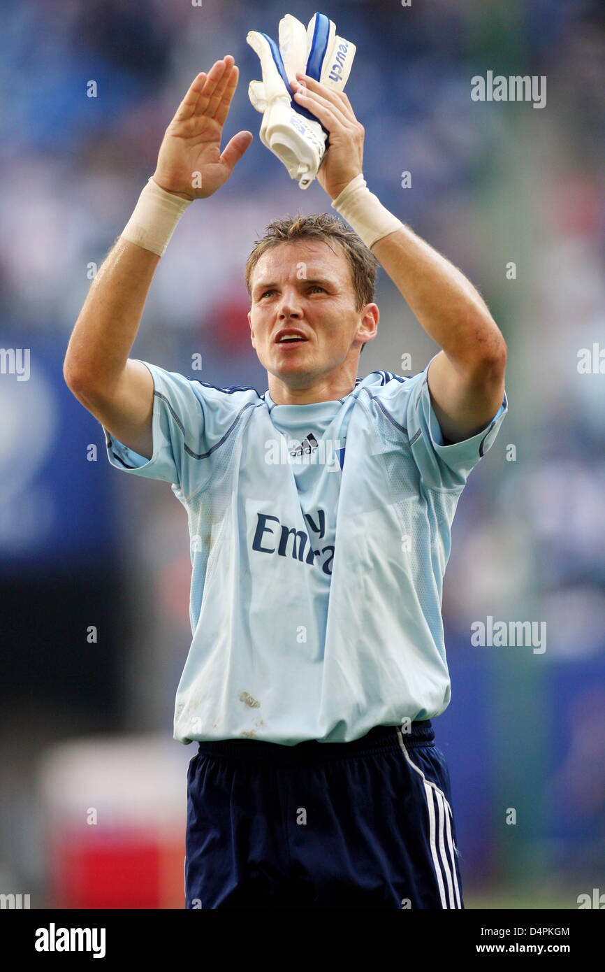 Hamburg?s goalie Frank Rost waves after the German Bundesliga match SV ...