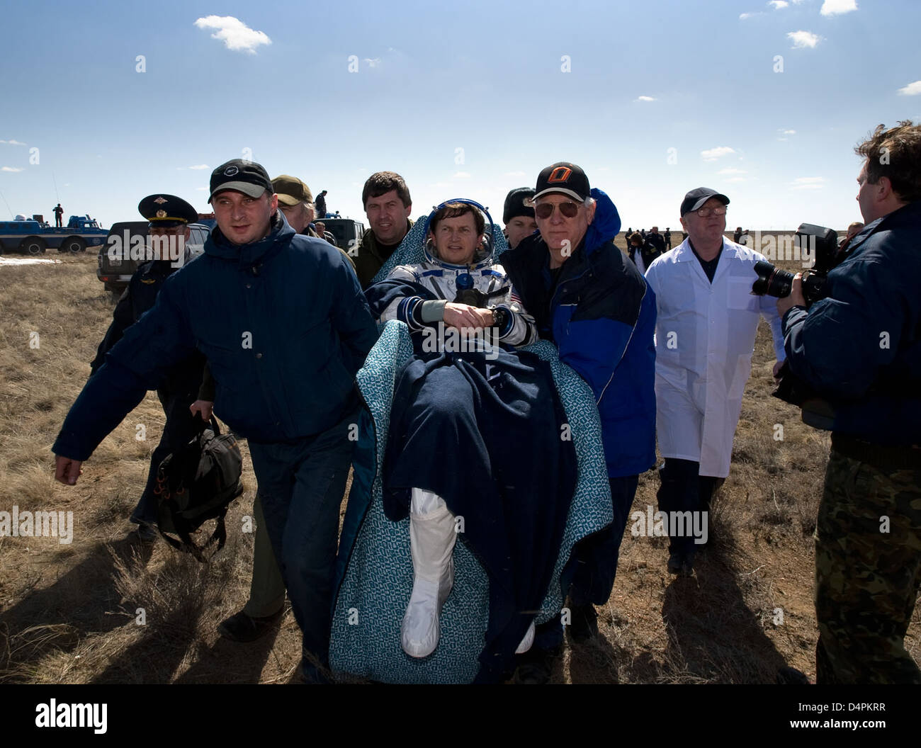 Expedition 18 crew, including astronaut Charles Simonyi, safely landed ...