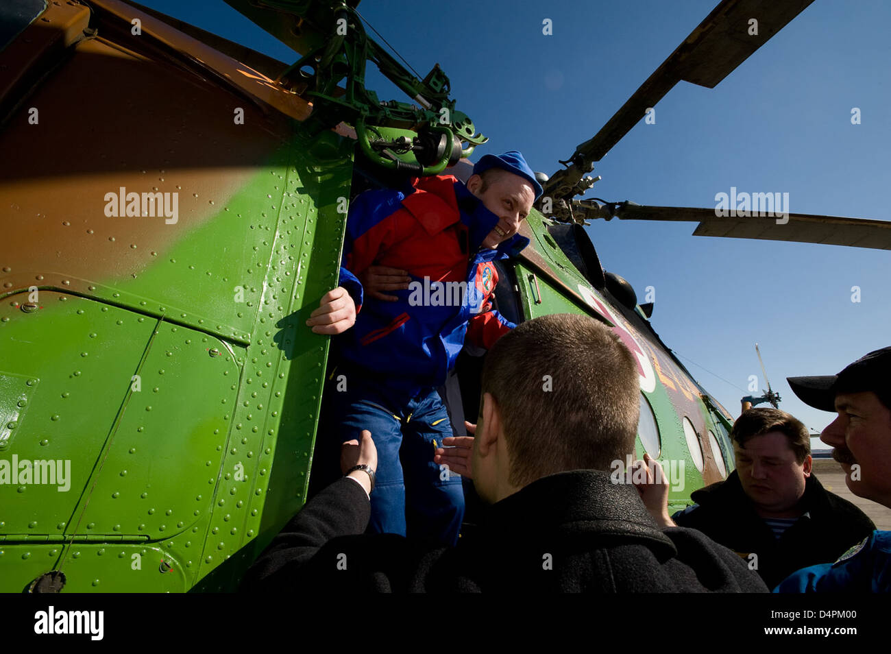 Expedition 18 crew, including astronaut Mike Fincke, lands in ...