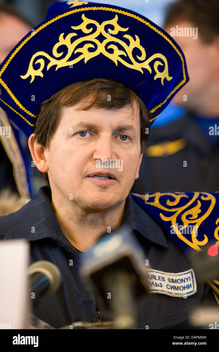 Expedition 18 crew members Charles Simonyi and others aboard Soyuz TMA ...