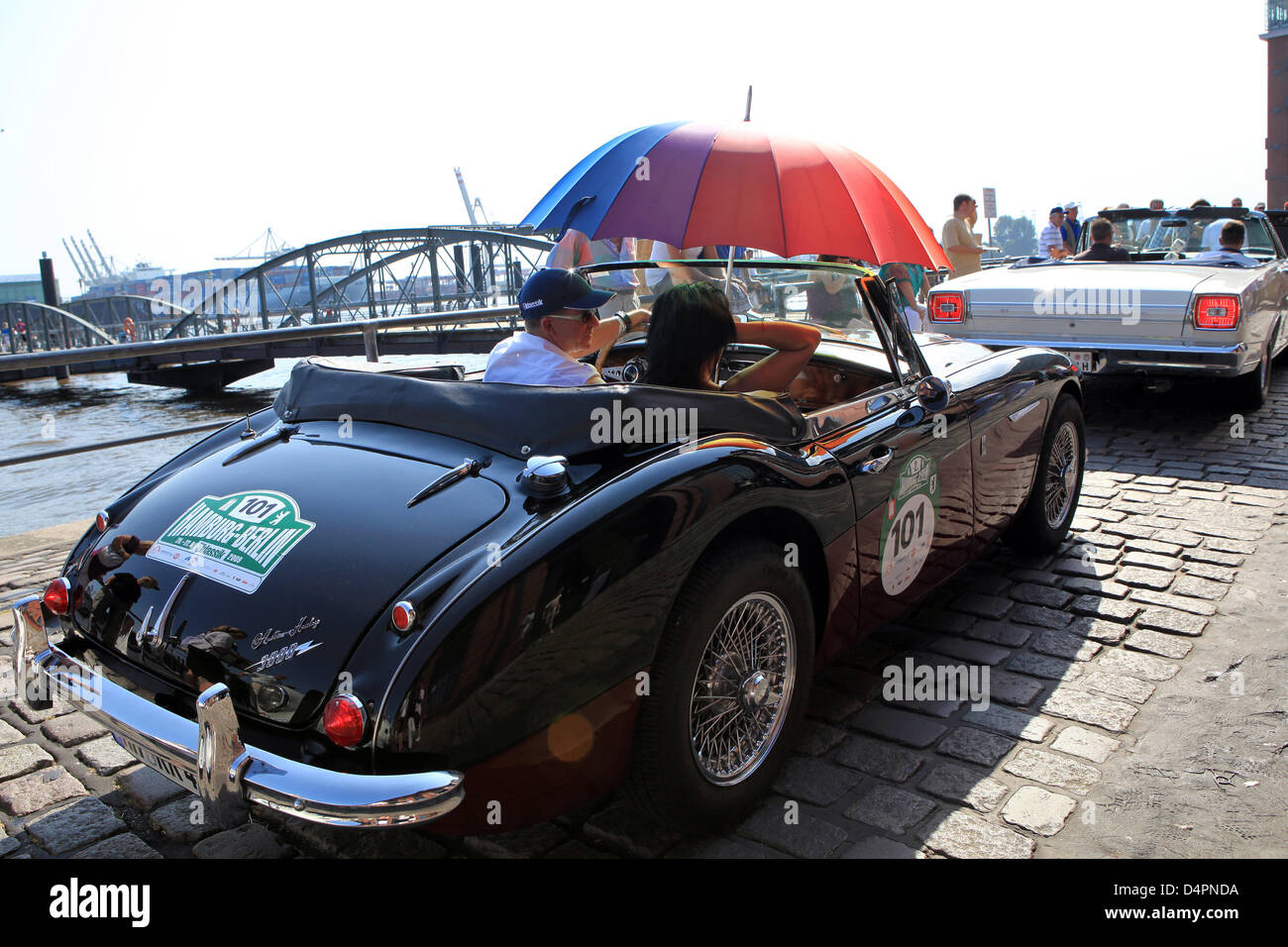 Classic cars on via hi-res stock photography and images - Alamy