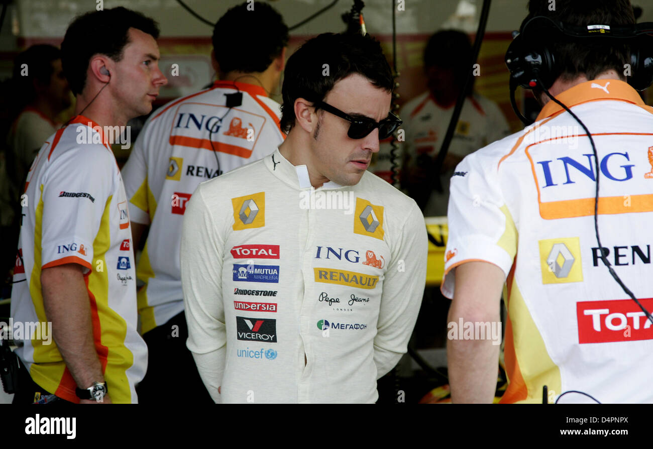 Spanish Formula One driver Fernando Alonso (C) of Renault F1 pictured ...