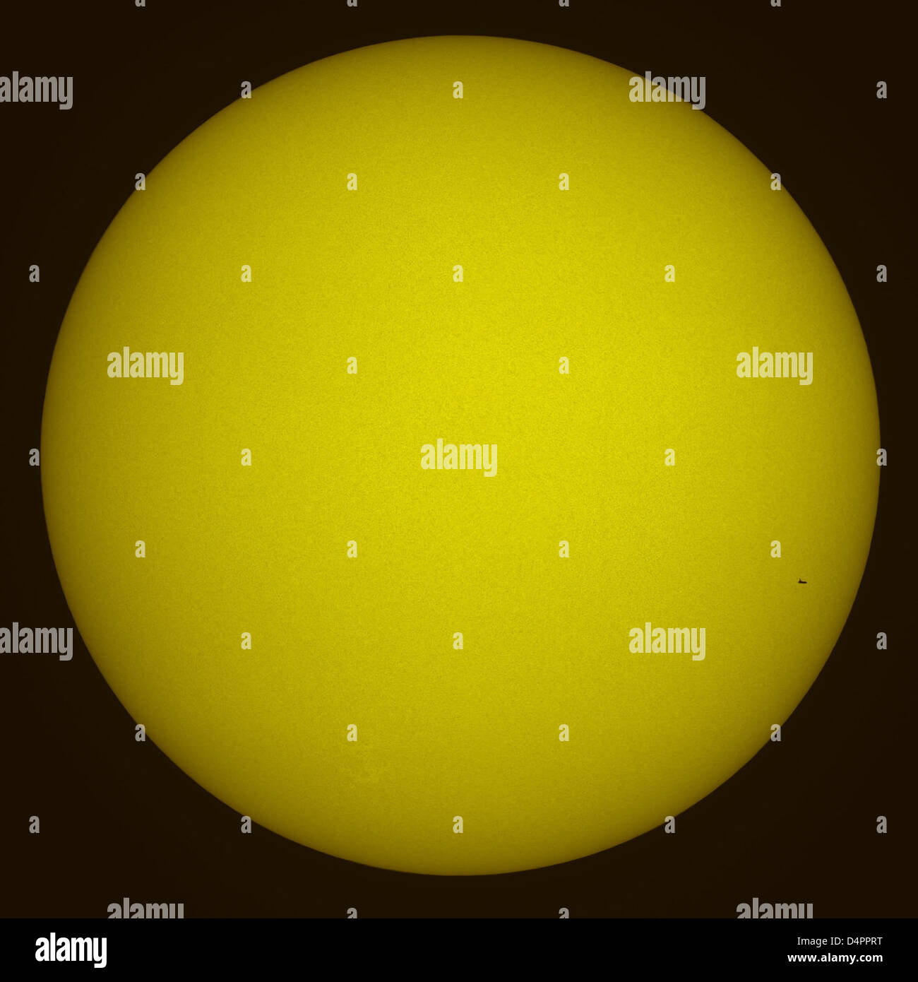 NASA's Space Shuttle Atlantis captured stunning images of the Sun ...