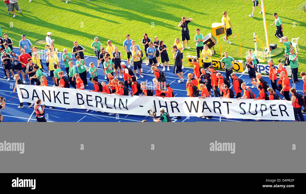 German athletes thank the spectators and their supporters with a banner ...