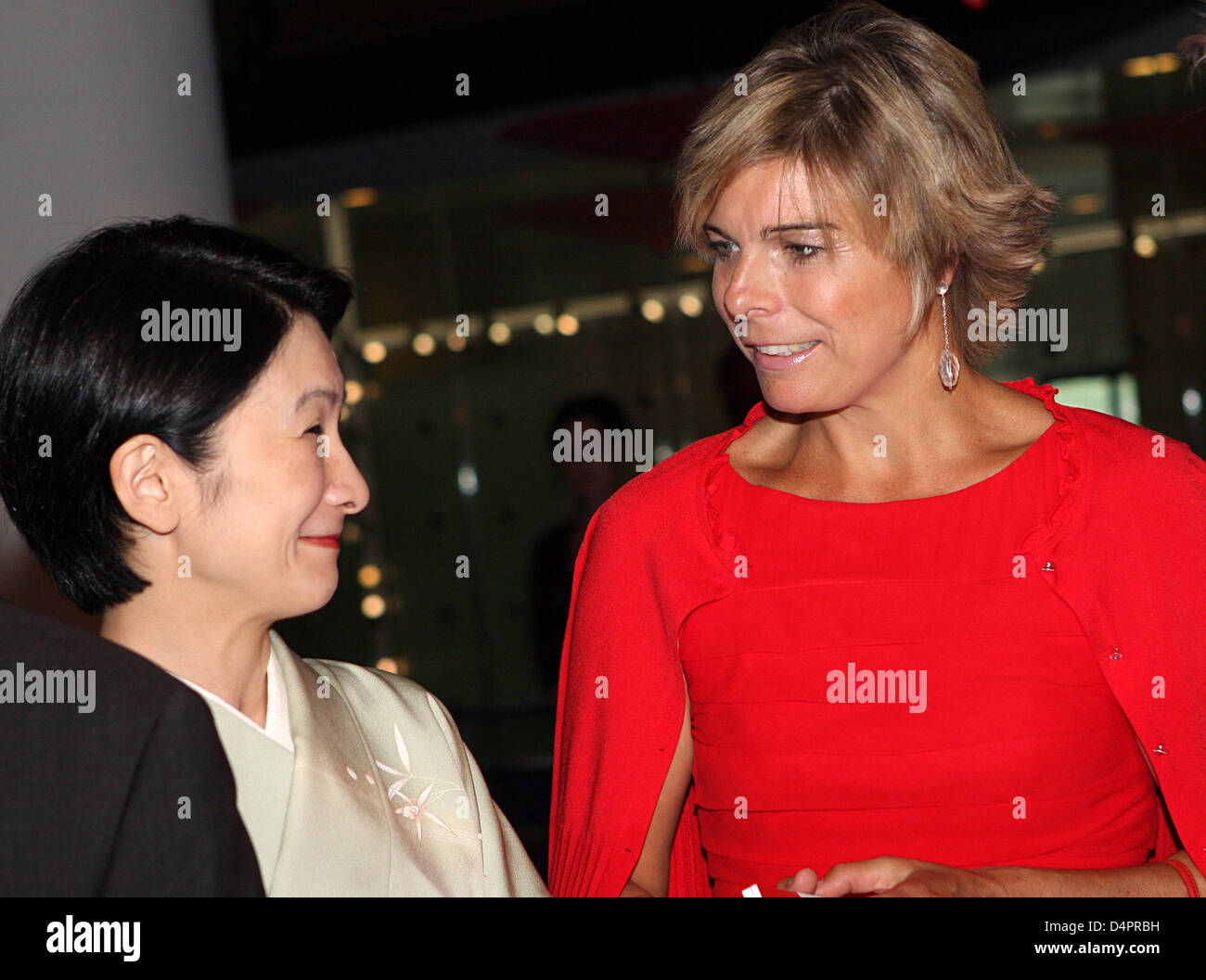 Japanese Princess Kiko (L) and Dutch Princess Laurentien visit the ...