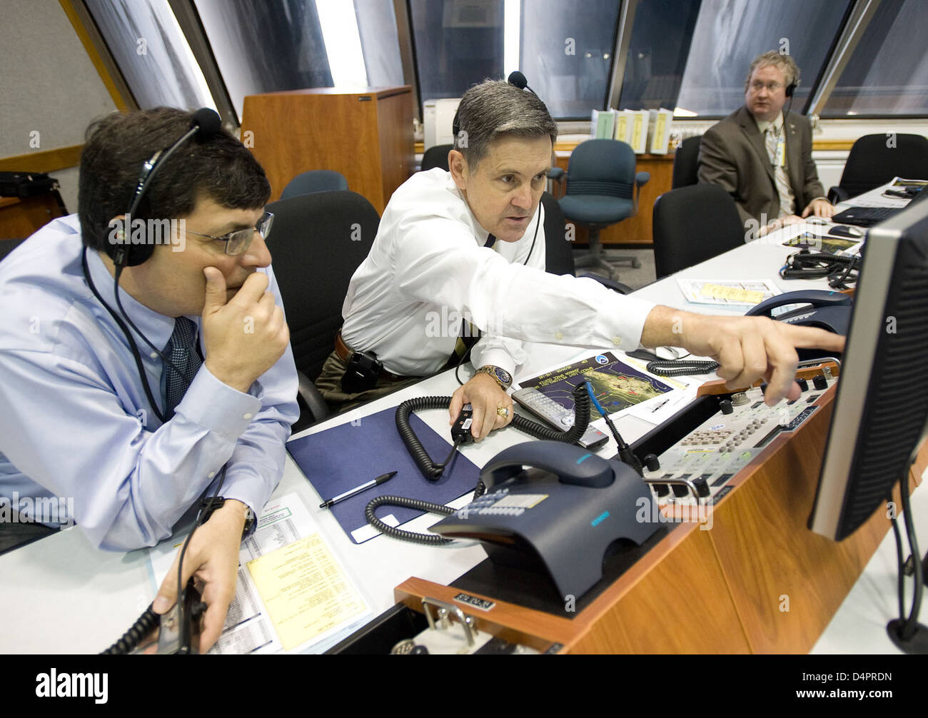 Sts 125 landing hi-res stock photography and images - Alamy
