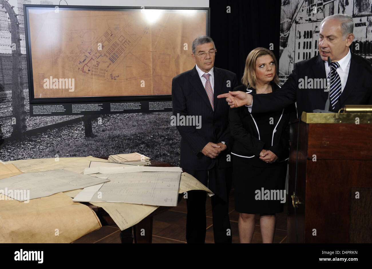 Israeli Prime Minister Benjamin Netanyahu (R) delivers a speech in the ...