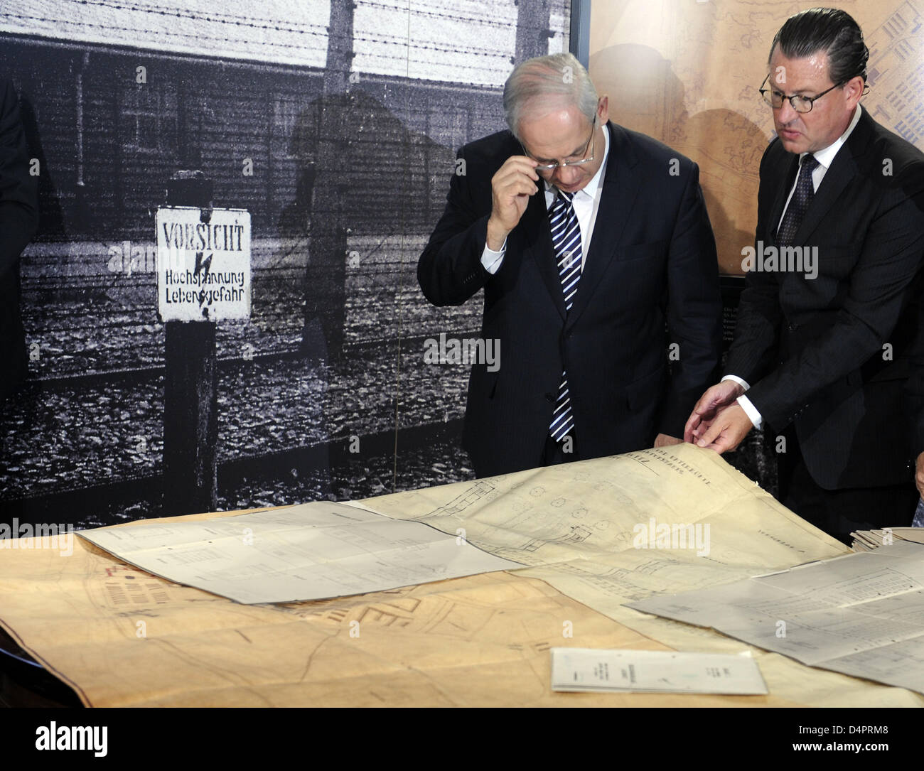 (L-R) Israeli Prime Minister Benjamin Netanyahu and Kai Diekmann ...